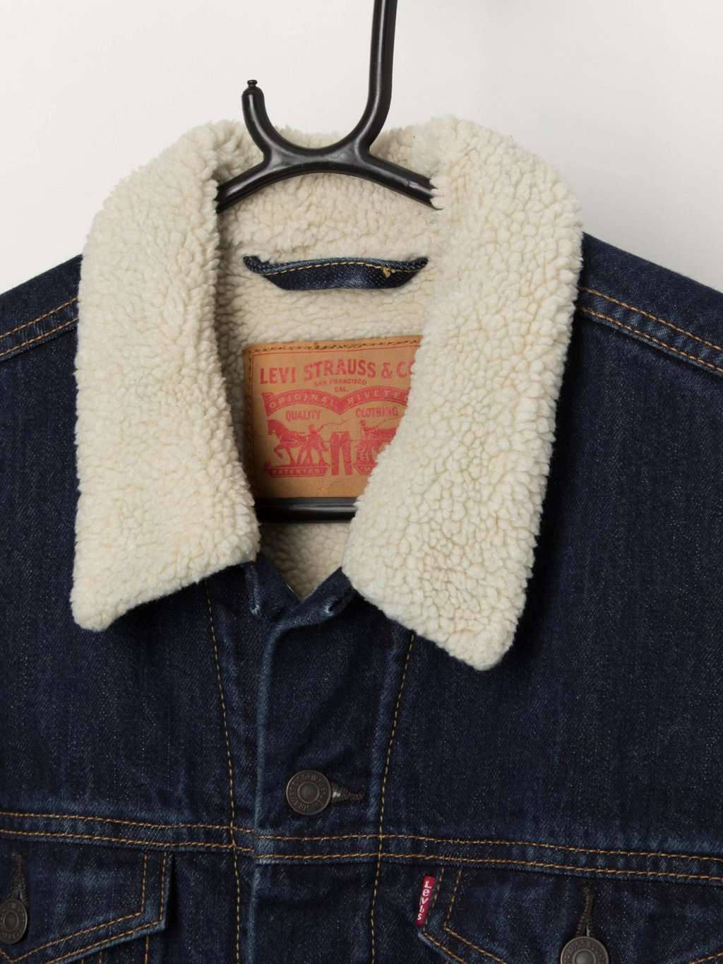 Men's Levis indigo blue sherpa denim trucker jacket with white collar - Medium | St Cyr Vintage